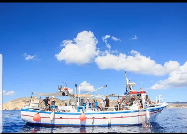 Santorini: Excursión privada en barco de pesca en alta mar al atardecer ...