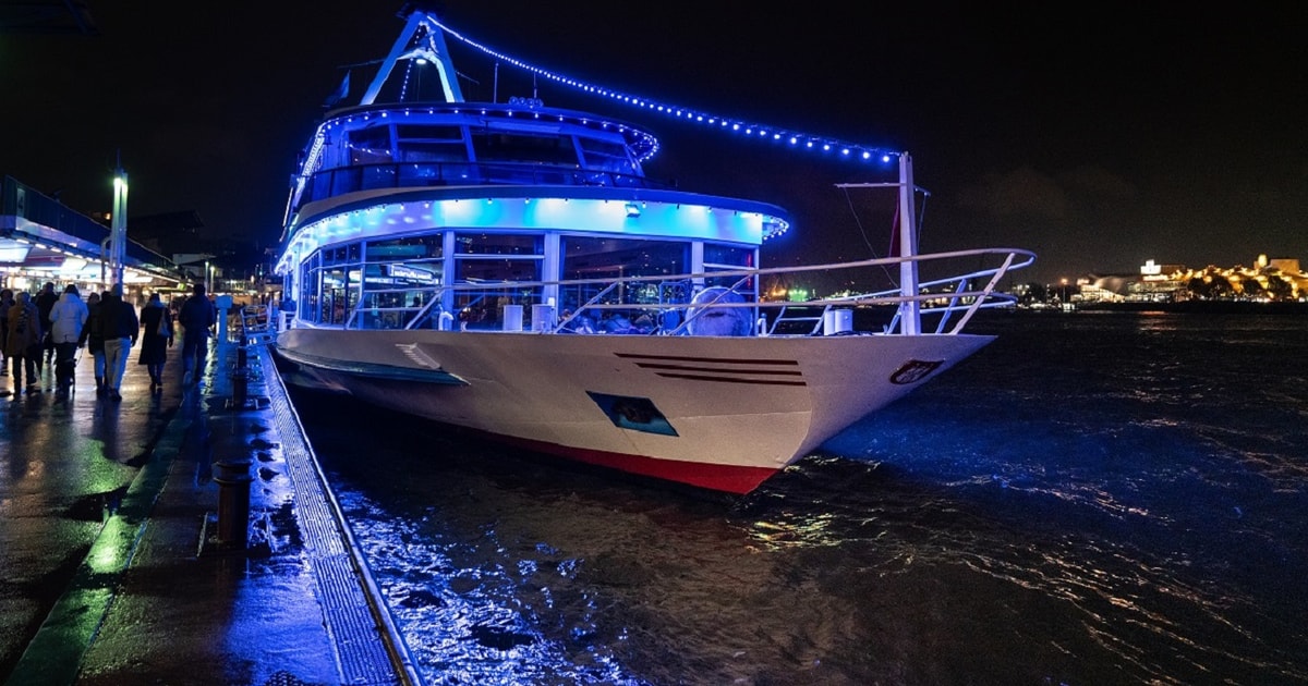 Hamburg: Samstag Nacht Boot Party | GetYourGuide