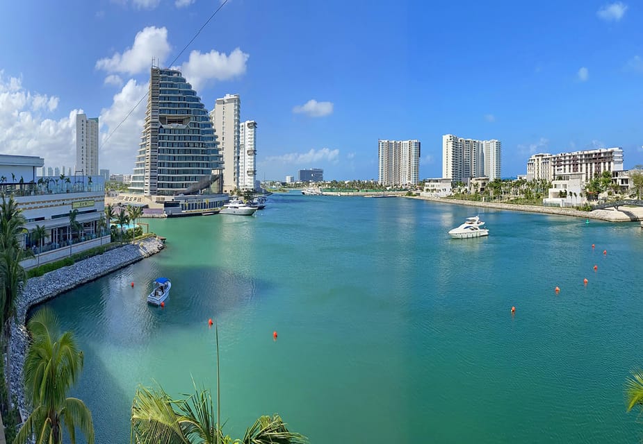 Cancun: Hop-on Hop-off-tur & biljett till Hard Rock Beach Club ...