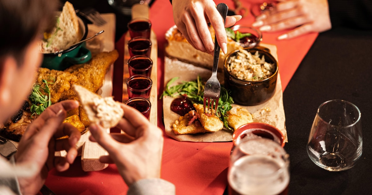 Krakau: Polnisches Folklore-Dinner mit Weichsel-Kreuzfahrt | GetYourGuide