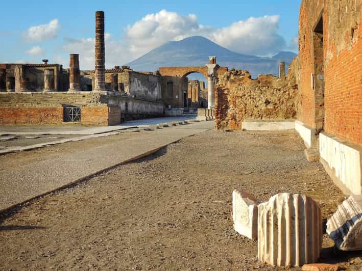 Desde Roma: Pompeya en tren rápido y coche | GetYourGuide
