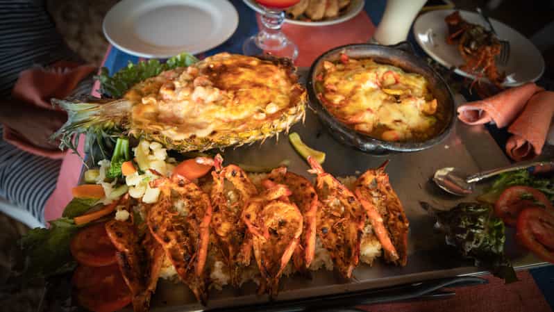 La Crucecita: Crucero privado en yate por Huatulco con bebidas ...