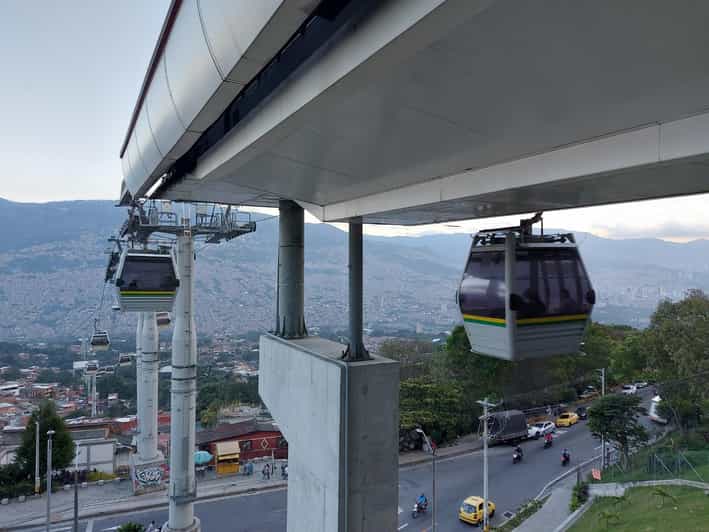 Medellín: Recorrido a pie por lo más destacado de la ciudad con billete ...