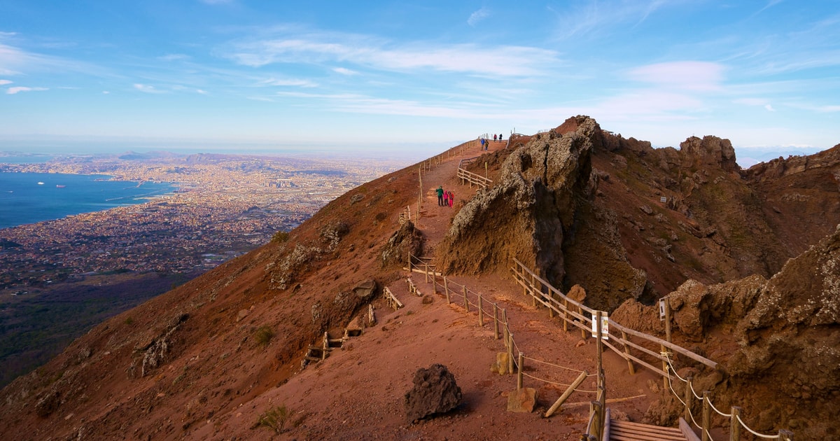 Z Neapolu: Transfer na Wezuwiusz autobusem | GetYourGuide