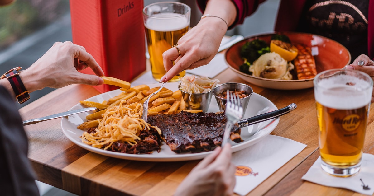 Warszawa: Lunch eller middag på Hard Rock Cafe med Hoppa över kön ...