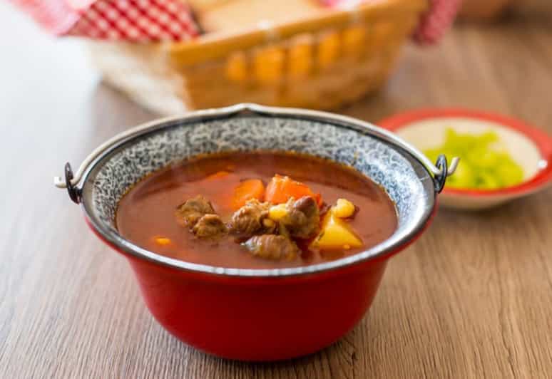 Budapest: Urban Feast Food Tour mit Weinverkostung & Dessert | GetYourGuide