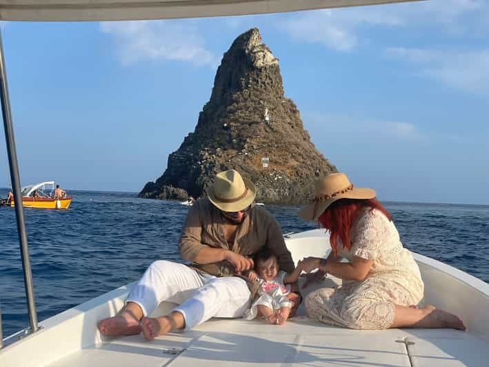 Aci Trezza: Visita guiada a las cuevas de Ulises y a la zona de la Reserva | GetYourGuide