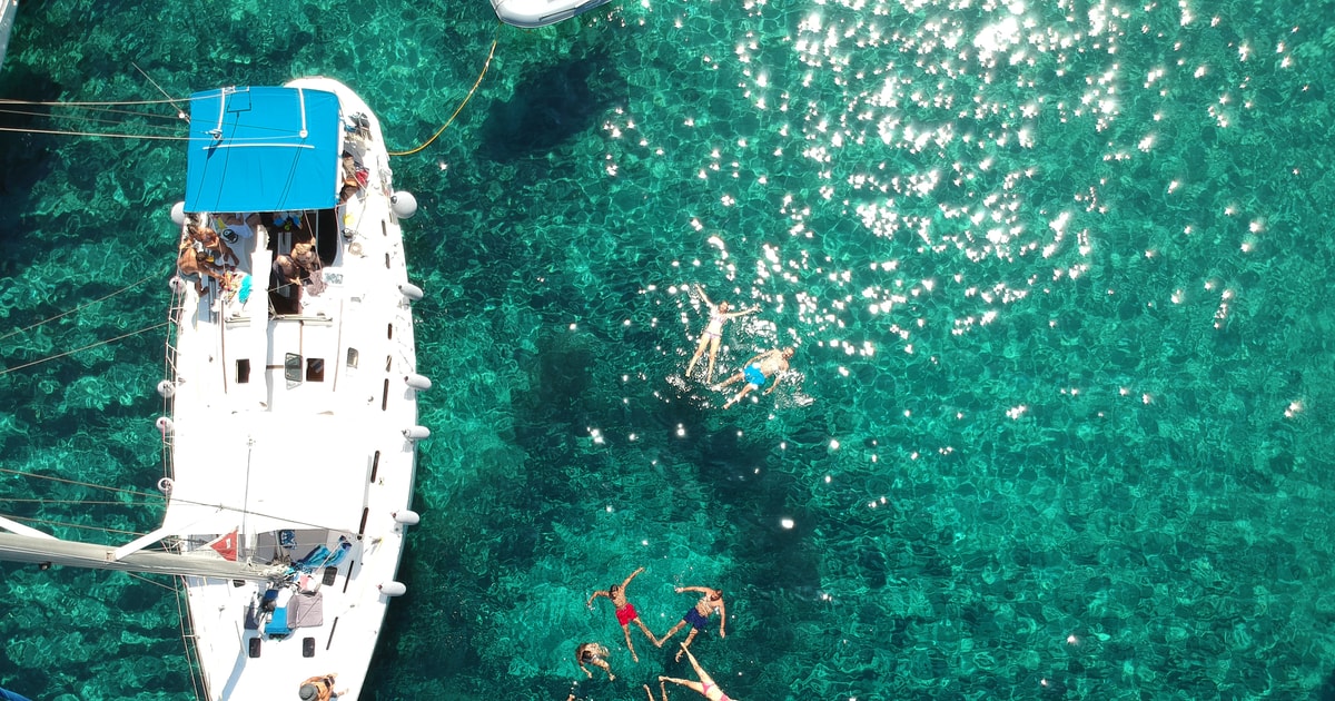 Milos: Snorkling og SUP-krydstogt på Milos og Polyaigos | GetYourGuide