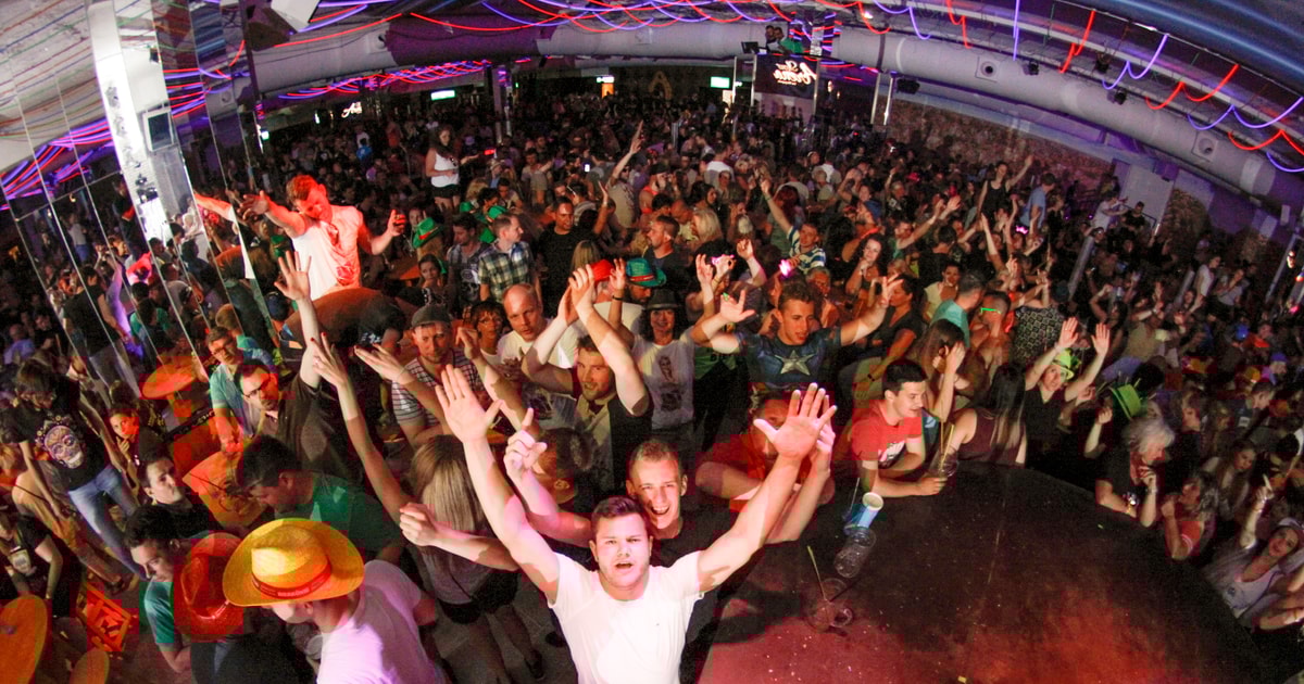 Van Can Picafort: Ballermann Night Tour per bus | GetYourGuide