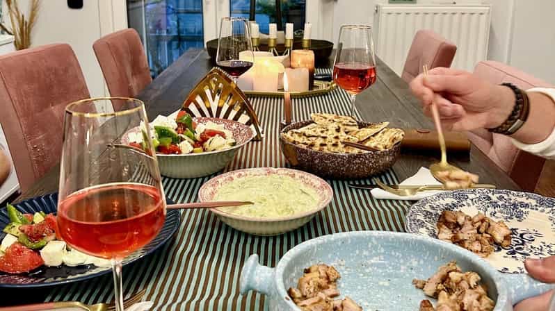 Atenas: Clase guiada de cocina griega con cena y vino | GetYourGuide