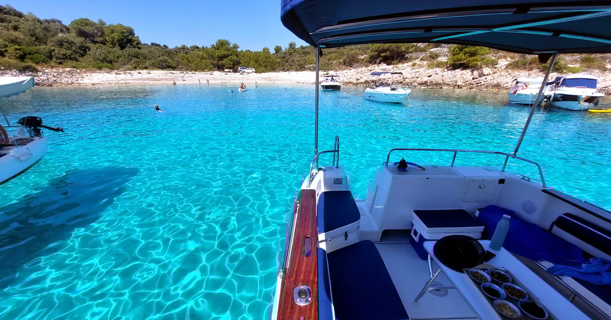 Desde Split: Barco privado con tubo de arrastre, SUP y snorkel ...