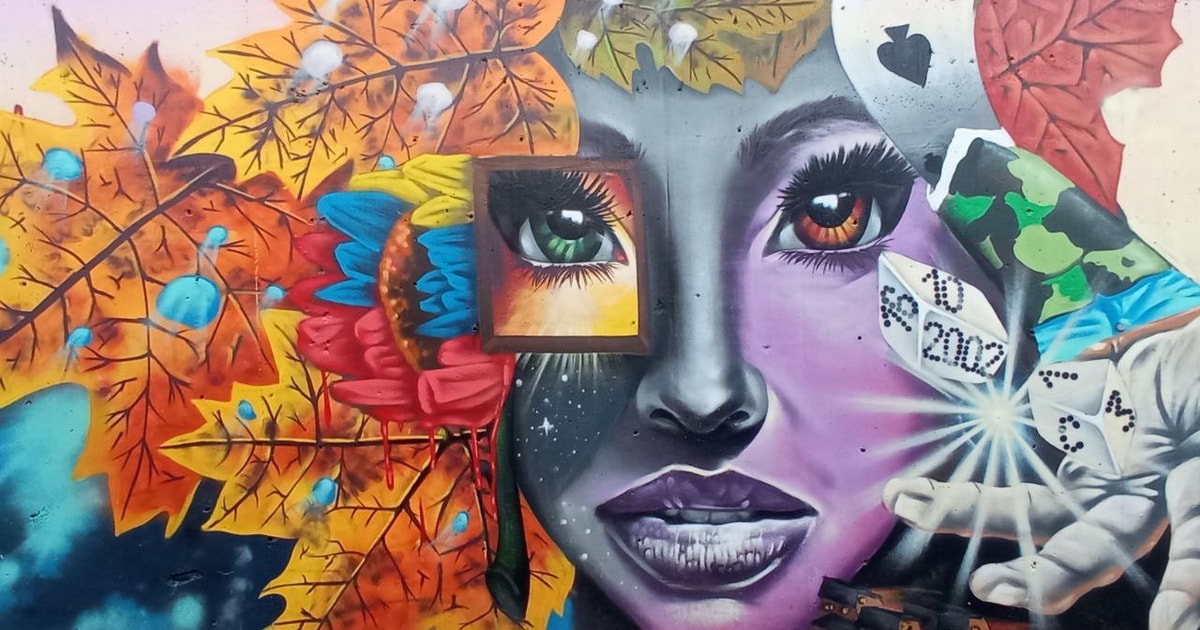 Medellín: Comuna 13 Graffiti Tour w/Street Food & Cable Car | GetYourGuide