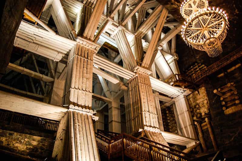 Cracovia: Excursie de o zi cu ghid la mina de sare Wieliczka | GetYourGuide