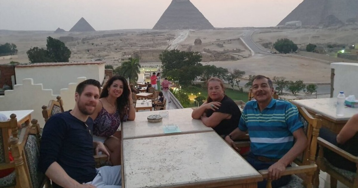 Kair: Prywatny lunch w Great Pyramid Inn z transferem | GetYourGuide