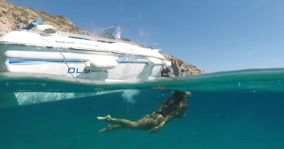 Milos: Excursión en barco con una clase de conducción | GetYourGuide