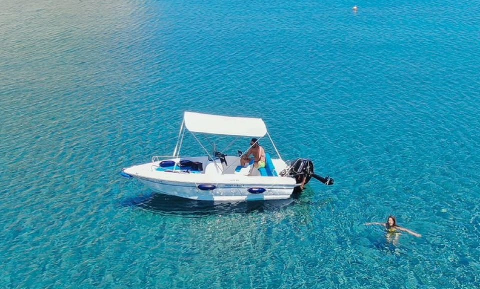 Milos: Excursión en barco con una clase de conducción | GetYourGuide