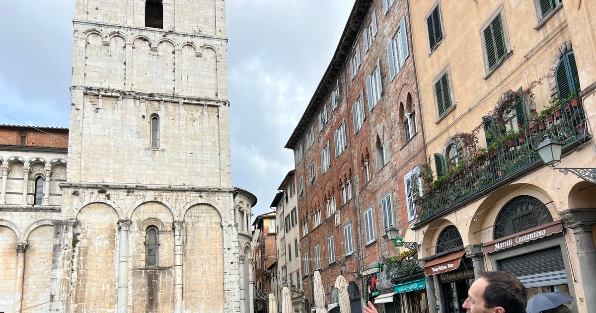 Lucca: Visita guiada a pie en grupo reducido por los lugares más ...