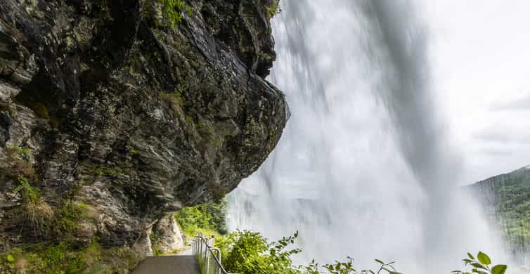 Bergen: Persiguiendo las Cascadas del Fiordo de Hardangerfjord Excursión por la costa | GetYourGuide