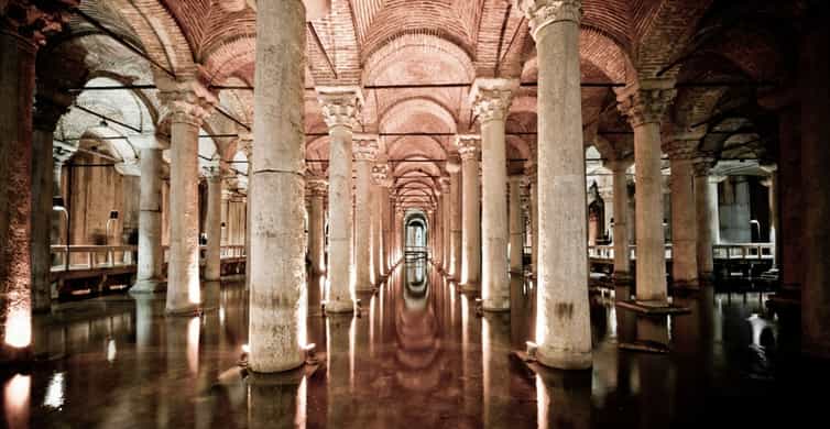 Istanbul: Basiliek Cisterne voorrangstoegang & rondleiding | GetYourGuide