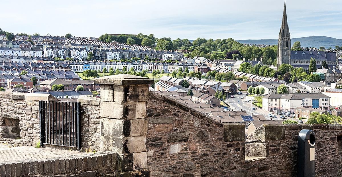 Derry: Recorrido histórico a pie con audioguía | GetYourGuide