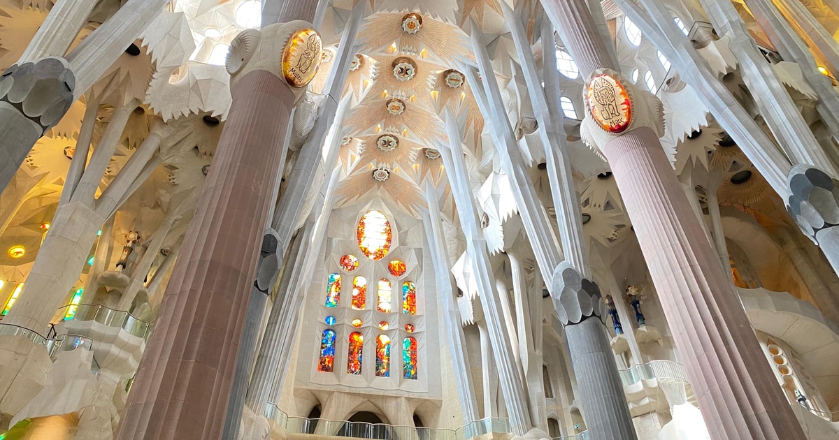 Barcelona: Visita a las Casas de Gaudí y la Sagrada Familia | GetYourGuide