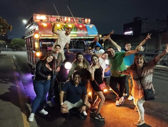 Medellín: Fiesta en autobús con DJ y degustación de comida callejera ...