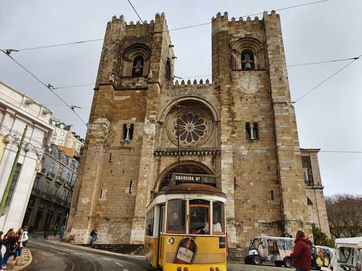 Lisbona: tour privato in tuk tuk elettrico dei sette colli | GetYourGuide