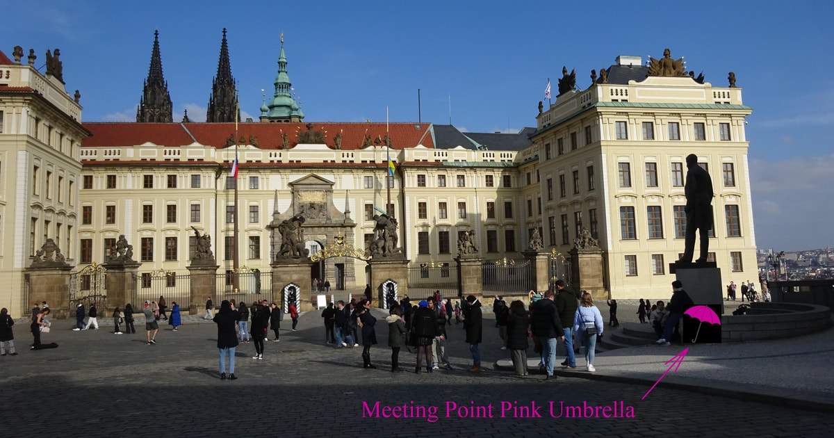 Prags borg: Tur med en lille gruppe med besøg i interiørerne | GetYourGuide