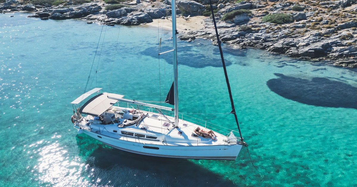 Heraklion: Crucero privado en velero por la isla de Dia con comida ...