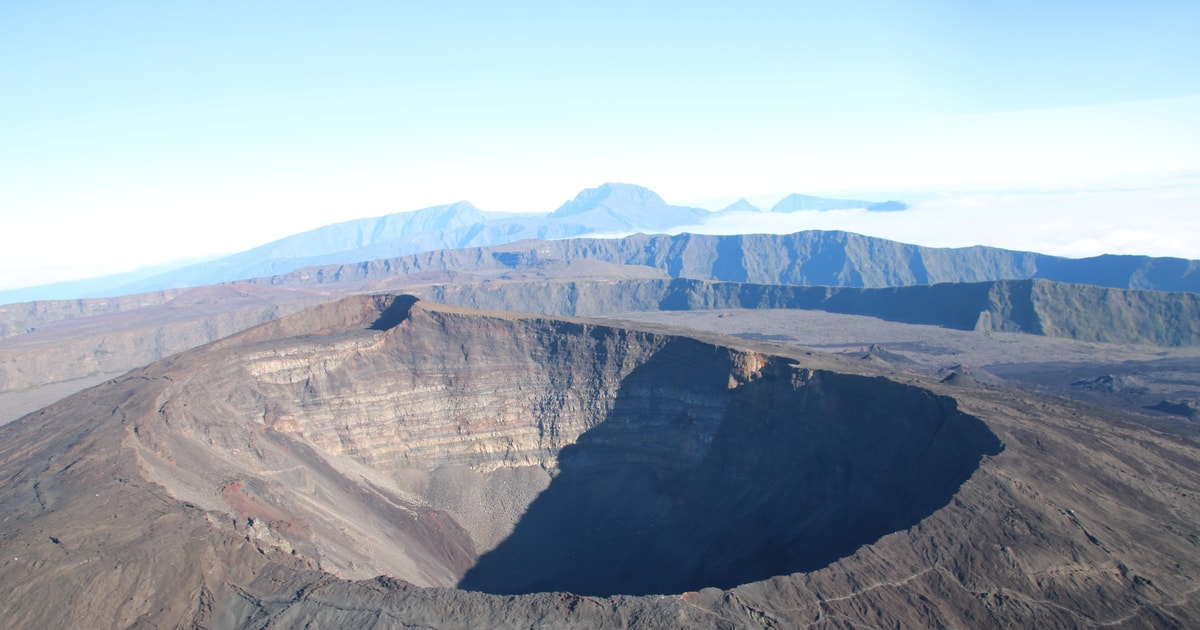 Vuelo panorámico en helicóptero sobre el Piton de la Fournaise ...