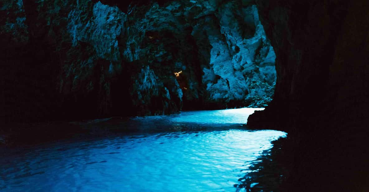 フヴァル島：青と緑の洞窟ボート ツアー、スティニヴァ ビーチ付き | GetYourGuide