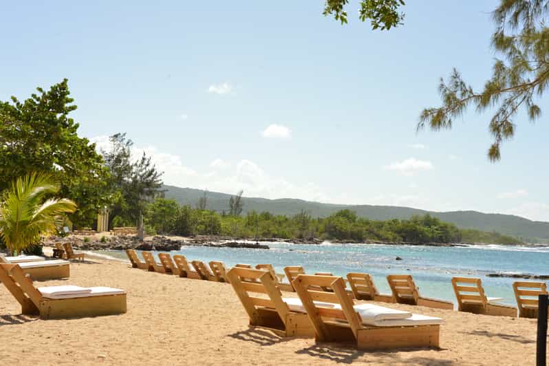 Ocho Rios: Bamboo Beach Club VIP-pas met lunch en drankjes | GetYourGuide
