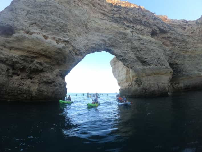 De la Albufeira: Sunset Kayak și SUP Tour la Peștera Benagil | GetYourGuide