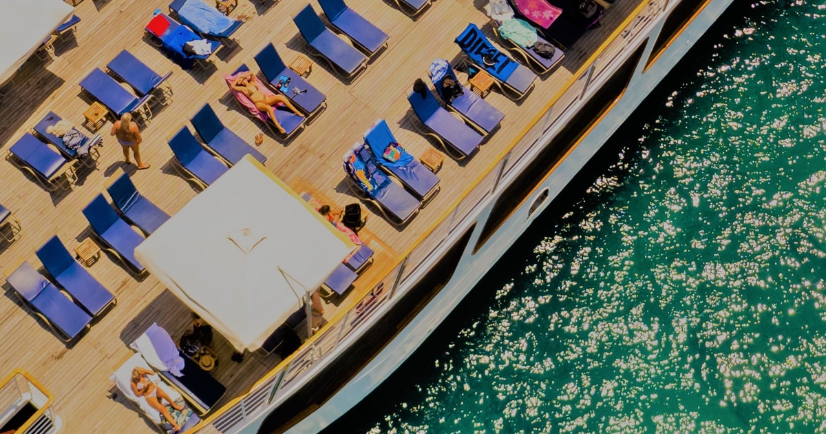 Paphos: all-inclusive jachtcruise naar Coral Bay met tussenstops ...