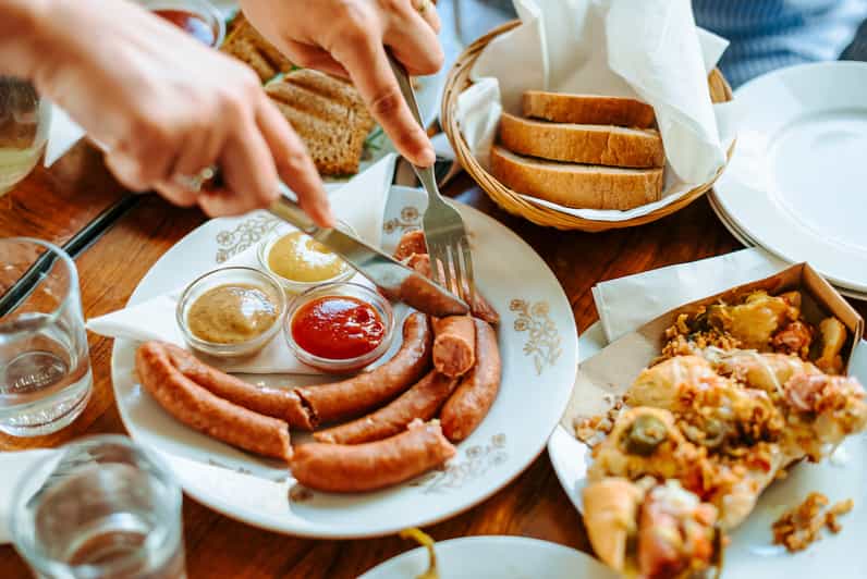 Praga: Recorrido privado a pie por la comida checa moderna | GetYourGuide