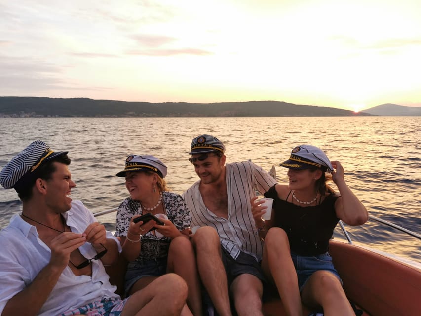 Split: Excursión en barco al atardecer con equipo de snorkel | GetYourGuide