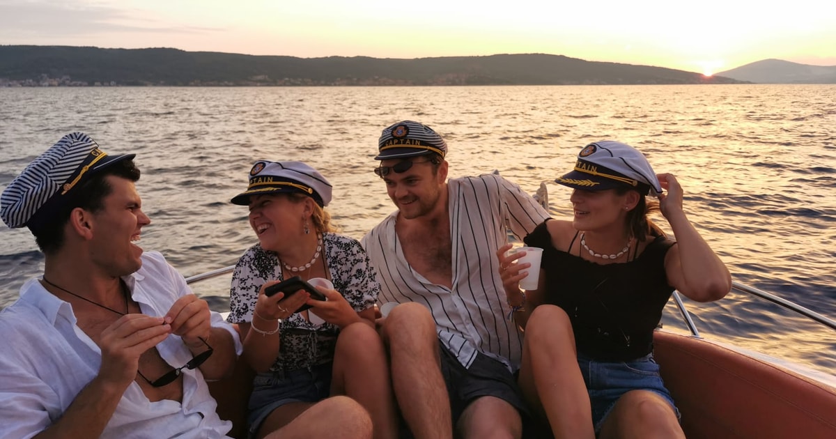 Split: Excursión en barco al atardecer con equipo de snorkel | GetYourGuide