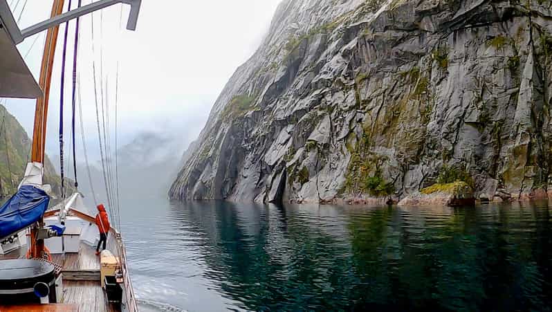 Svolvaer: Luxuriöse Trollfjord-Kreuzfahrt mit Rentiersuppe | GetYourGuide