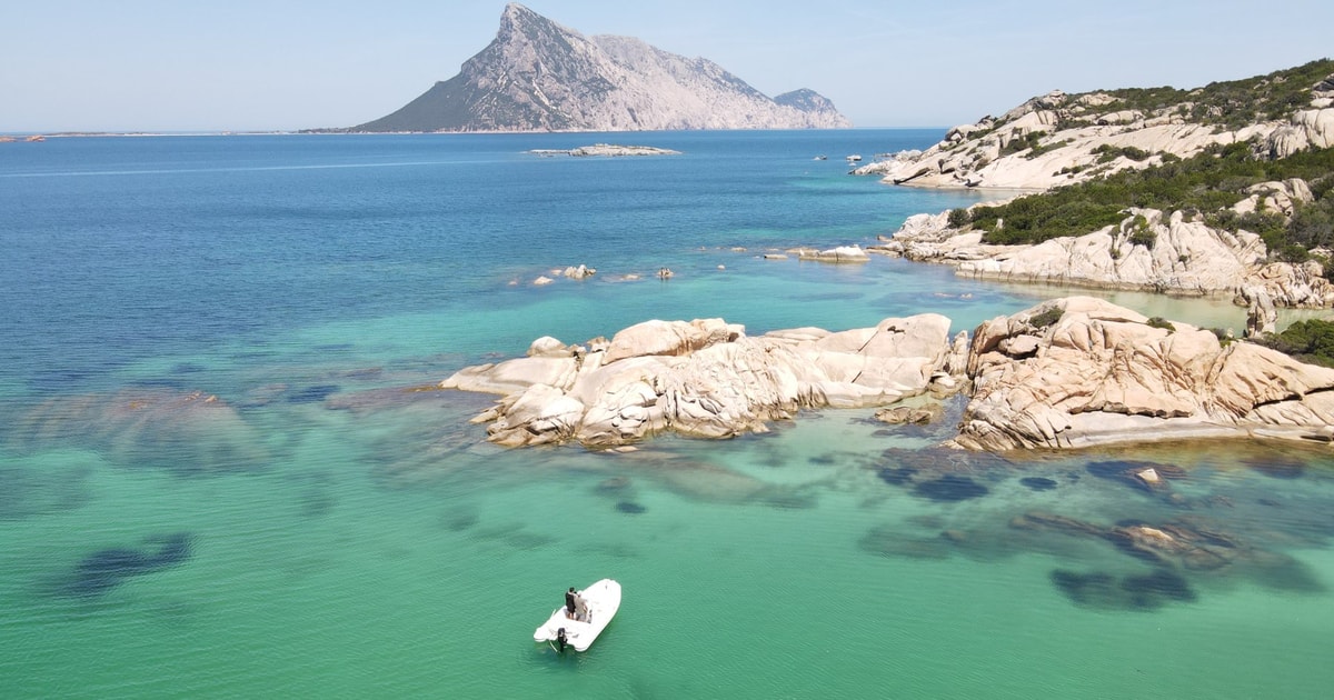 Excursie cu barca pneumatică pe insulele Tavolara și Molara | GetYourGuide