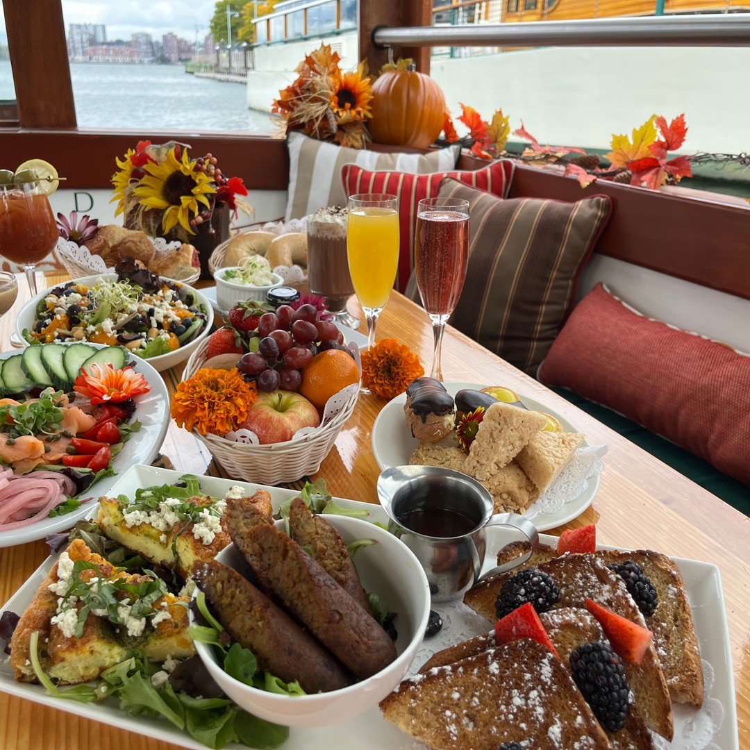 NYC: Manhattan Skyline Brunch Cruise with a Drink | GetYourGuide