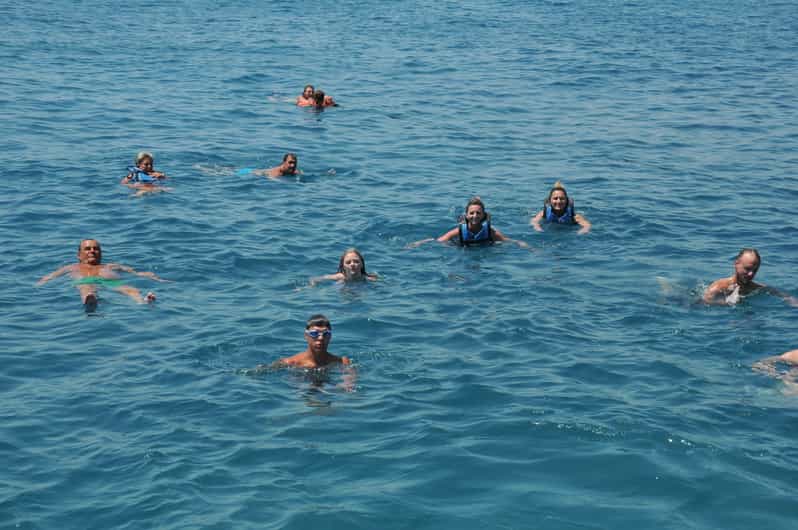 Desde la Ciudad de Side: Excursión en barco a la Isla de los Delfines ...