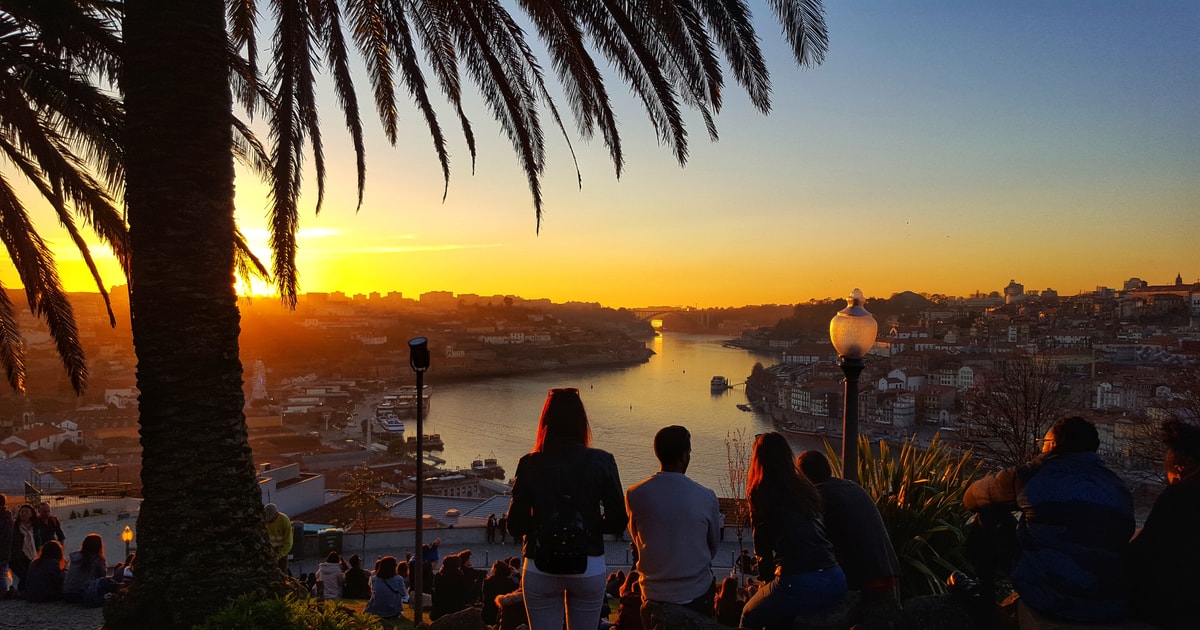 Oporto: Tour en Tuk Tuk al Atardecer con Copa de Vino de Oporto ...