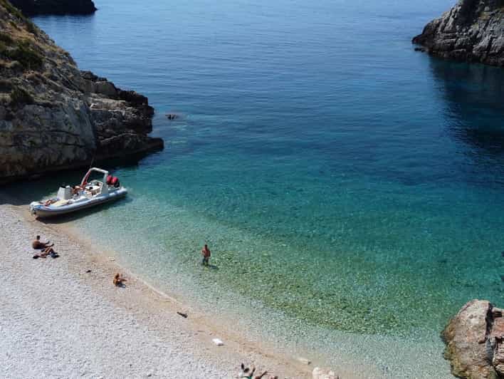 Vlore: Haxhi Ali Höhle und Dafina Höhle Speedboat Tour | GetYourGuide