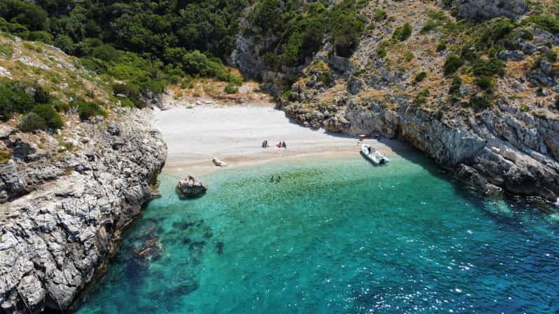 Vlore: speedboottocht Haxhi Ali-grot en Dafina-grot | GetYourGuide