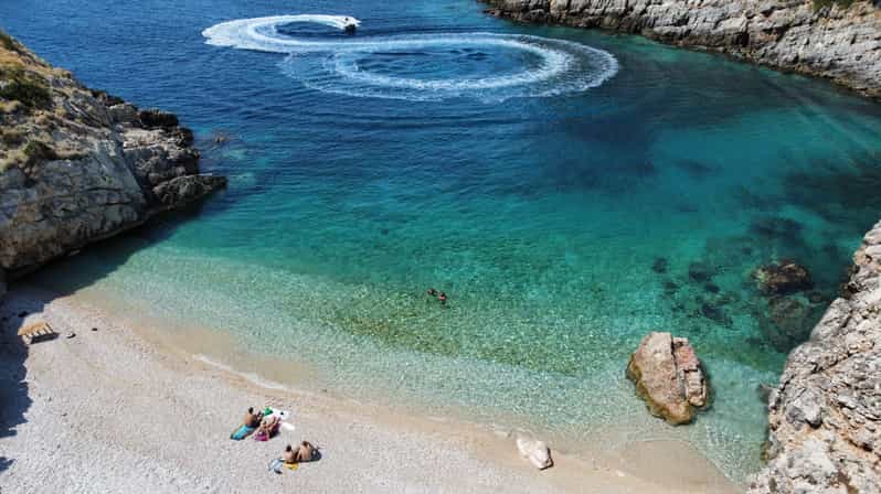 Vlore: speedboottocht Haxhi Ali-grot en Dafina-grot | GetYourGuide