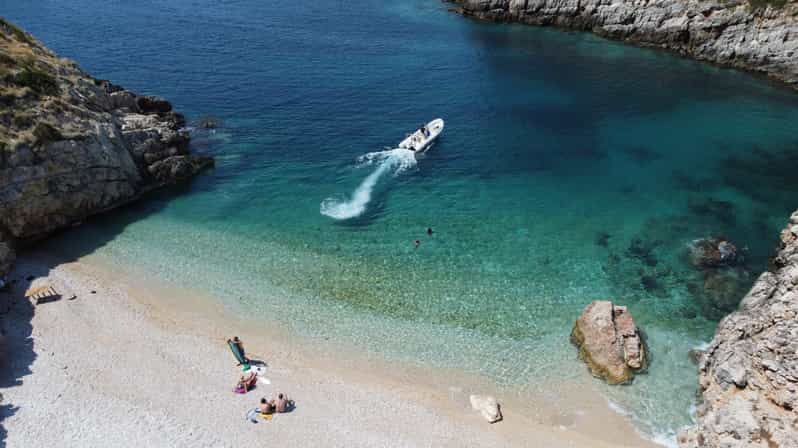 Vlore: speedboottocht Haxhi Ali-grot en Dafina-grot | GetYourGuide