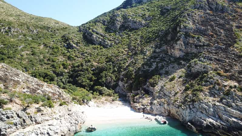 Vlore: speedboottocht Haxhi Ali-grot en Dafina-grot | GetYourGuide