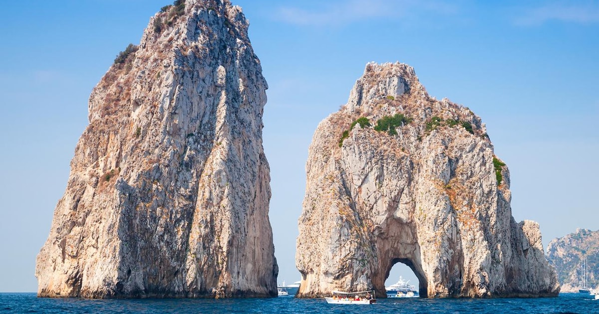 Desde Nápoles: Excursión de un día a Capri con ferry y paseo en barco ...