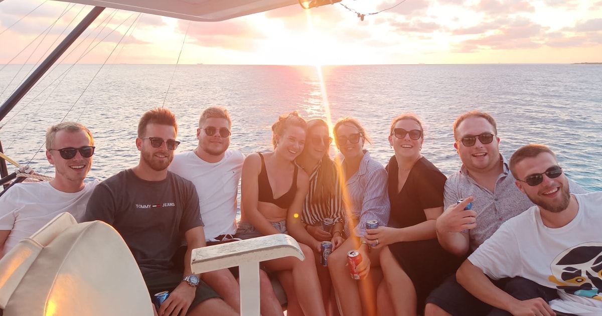 Curaçao: Paseo en barco al atardecer con aperitivos y bebidas ...