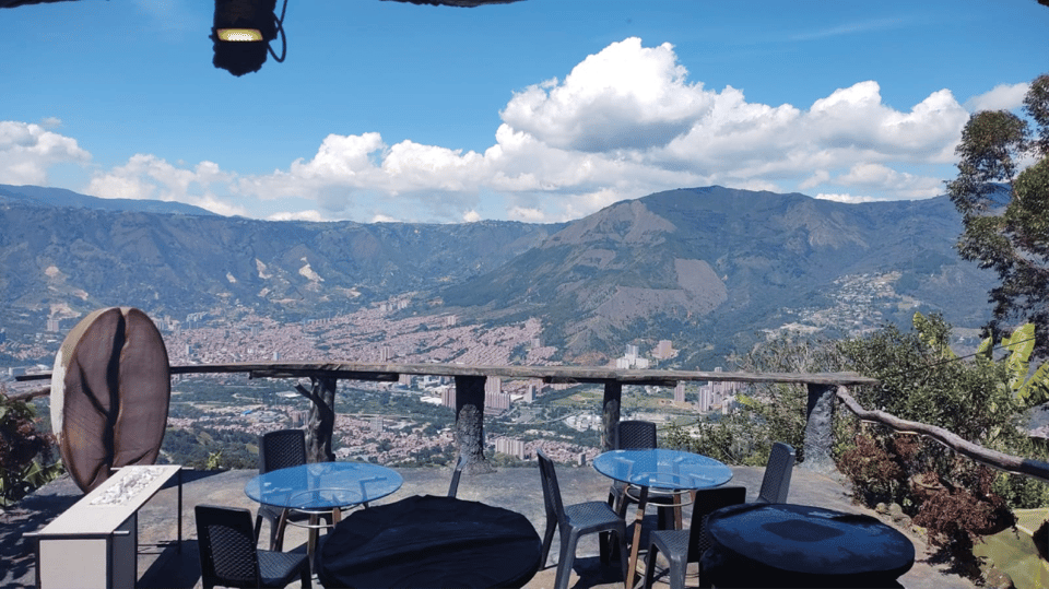 Medellín: excursión de 2 días a una finca cafetera con paseo a caballo y cabaña en el bosque ...